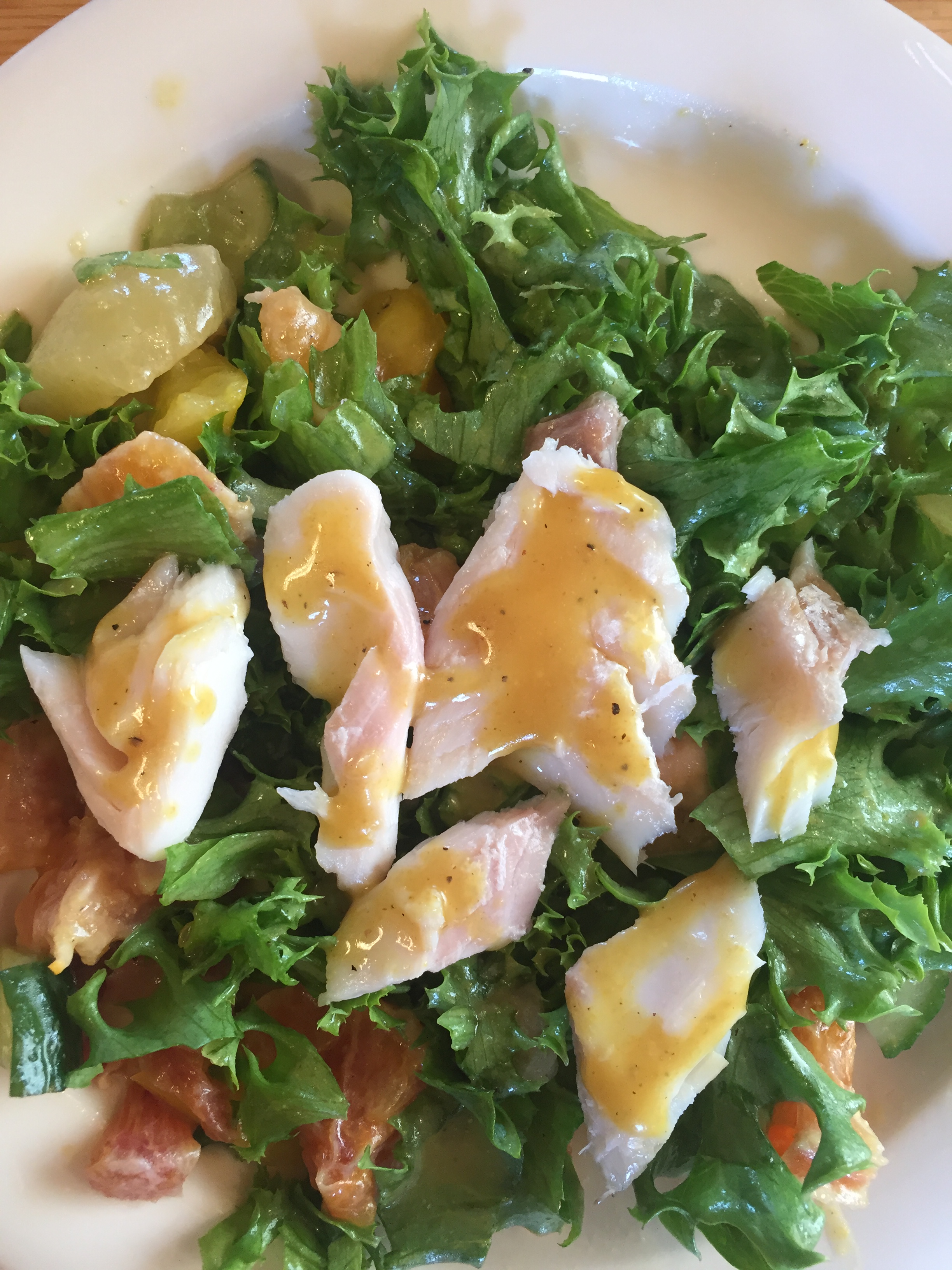 Savusiikasalaatti ja itsetehty riisirieska keitetyn riisin tähteistä ...