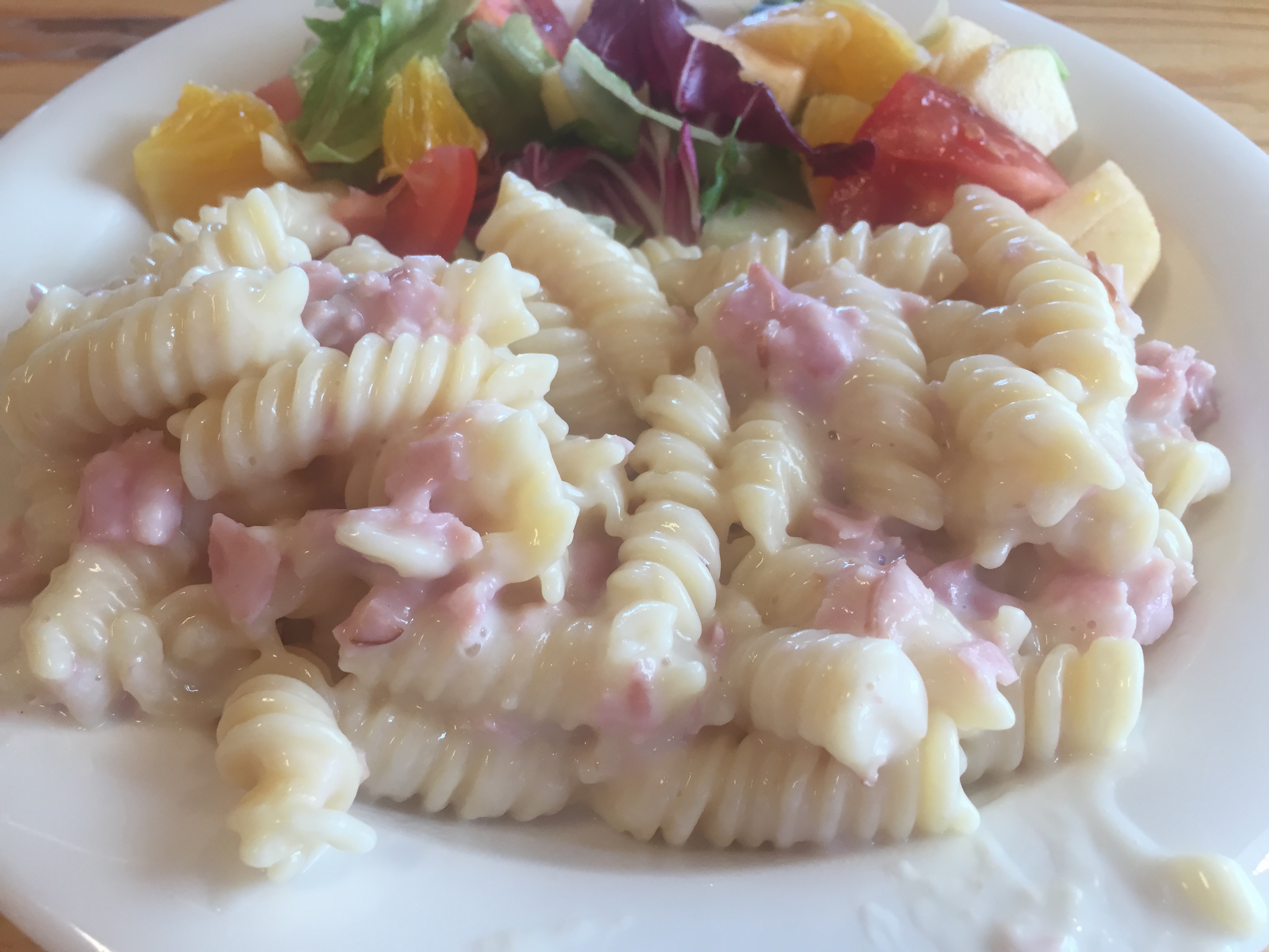 Nopea kinkkupasta ylijääneestä paistinkastikkeesta – Ruokaideat