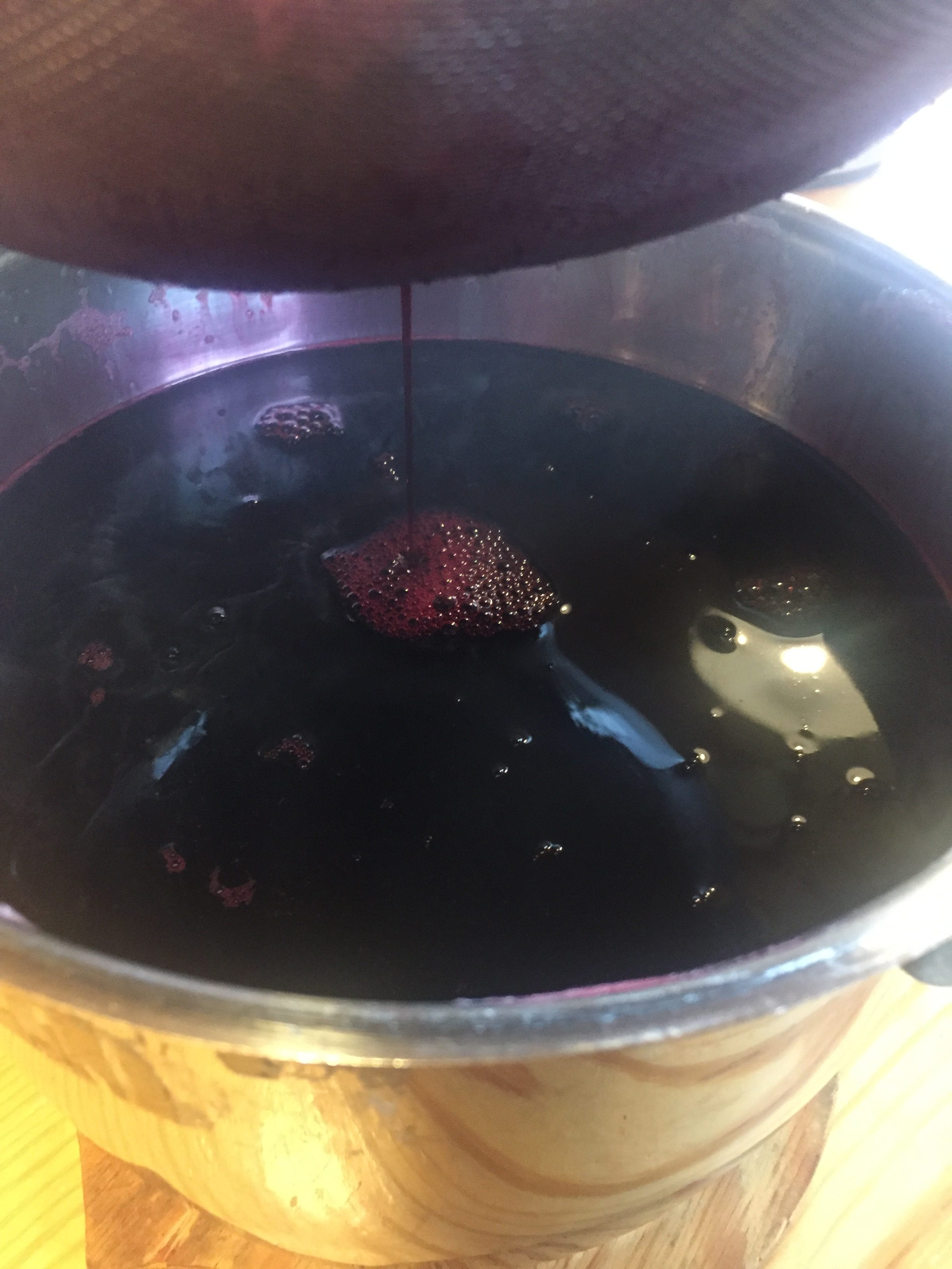 Mustikkamehu keittämällä ilman mehumaijaa – Ruokaideat