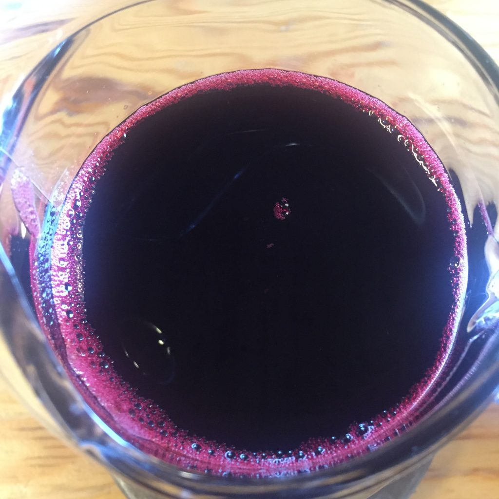 Mustikkamehu keittämällä ilman mehumaijaa – Ruokaideat